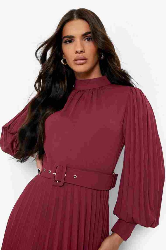 How to Dress in a Big Bust? Outfit Ideas for a Busty Woman.